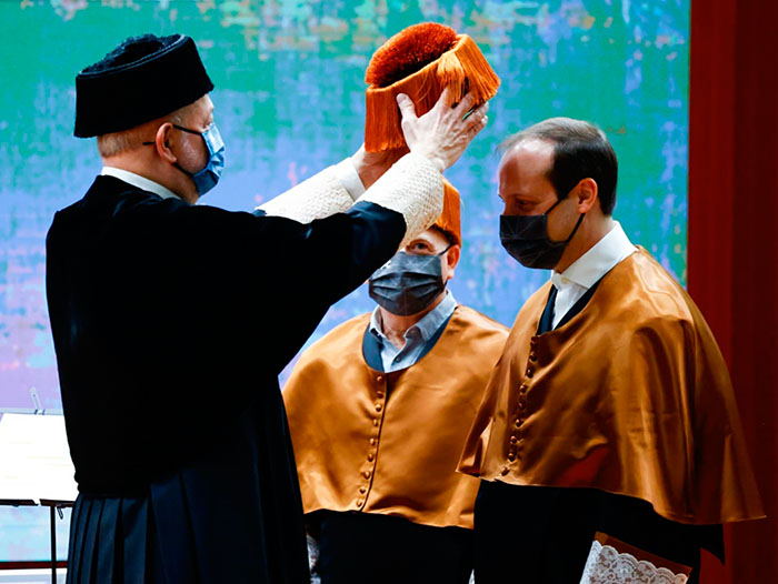 The UPC confers an honorary doctoral degree on engineer and MIT ...