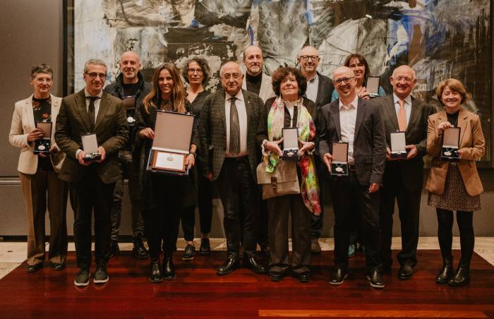 El profesor Xavier Oliver y la profesora Trinitat Pradell reciben la ...